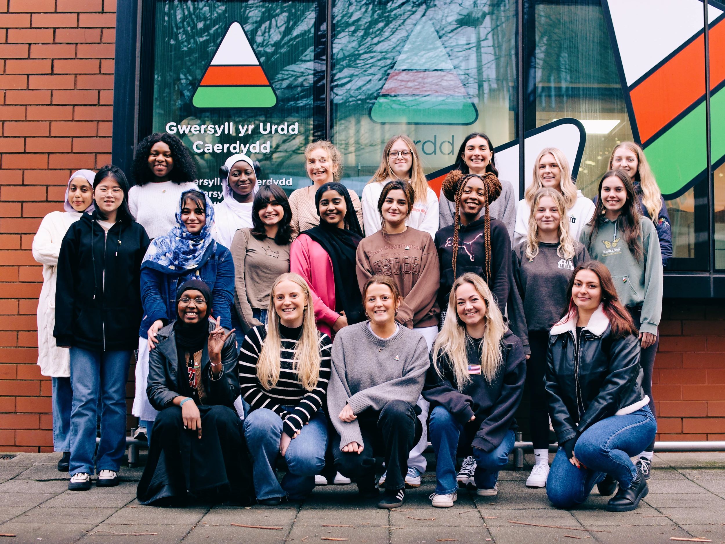 Yr Urdd yn dathlu canmlwyddiant Deiseb Heddwch Merched Cymru i America ...