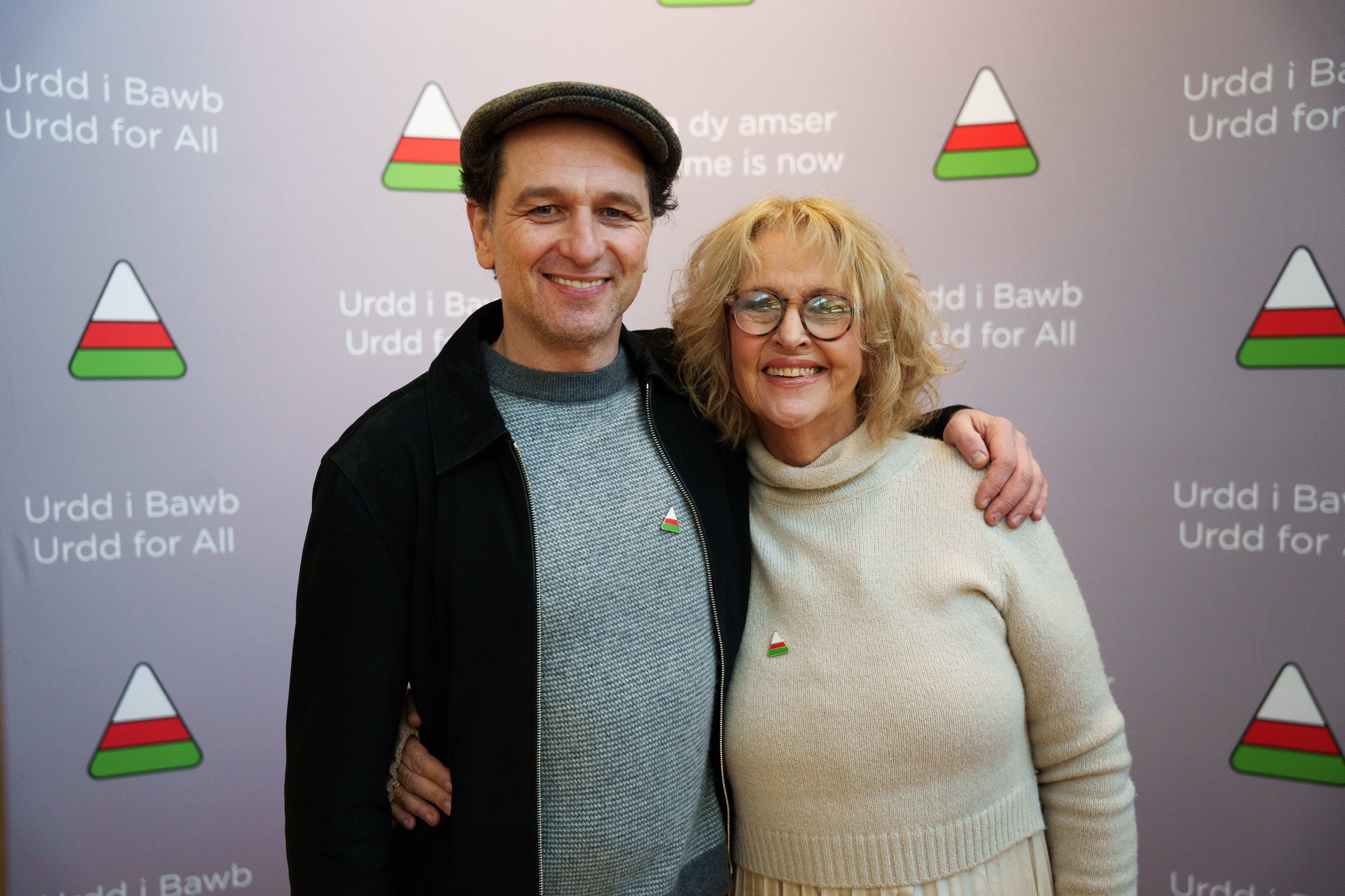 Matthew Rhys a Caryl Parry Jones yn lansio drama gerdd newydd Cwmni ...